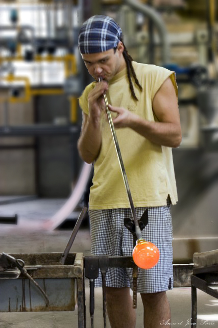 Le travail du maître-verrier à Biot – Aventure Images